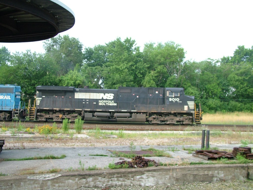 NS C49-9W 9010 & some Conrail Blue
